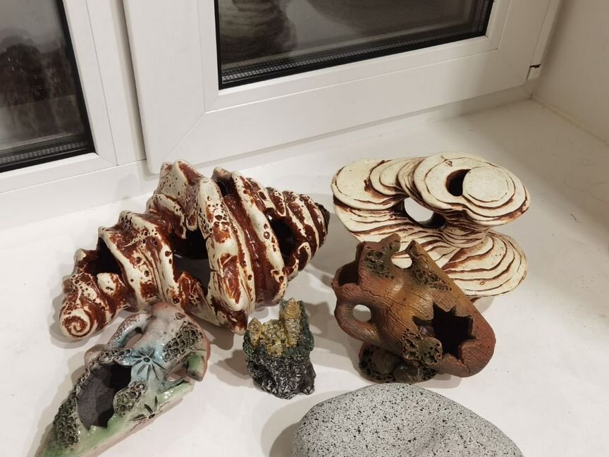Разный декор и укрытия для аквариума