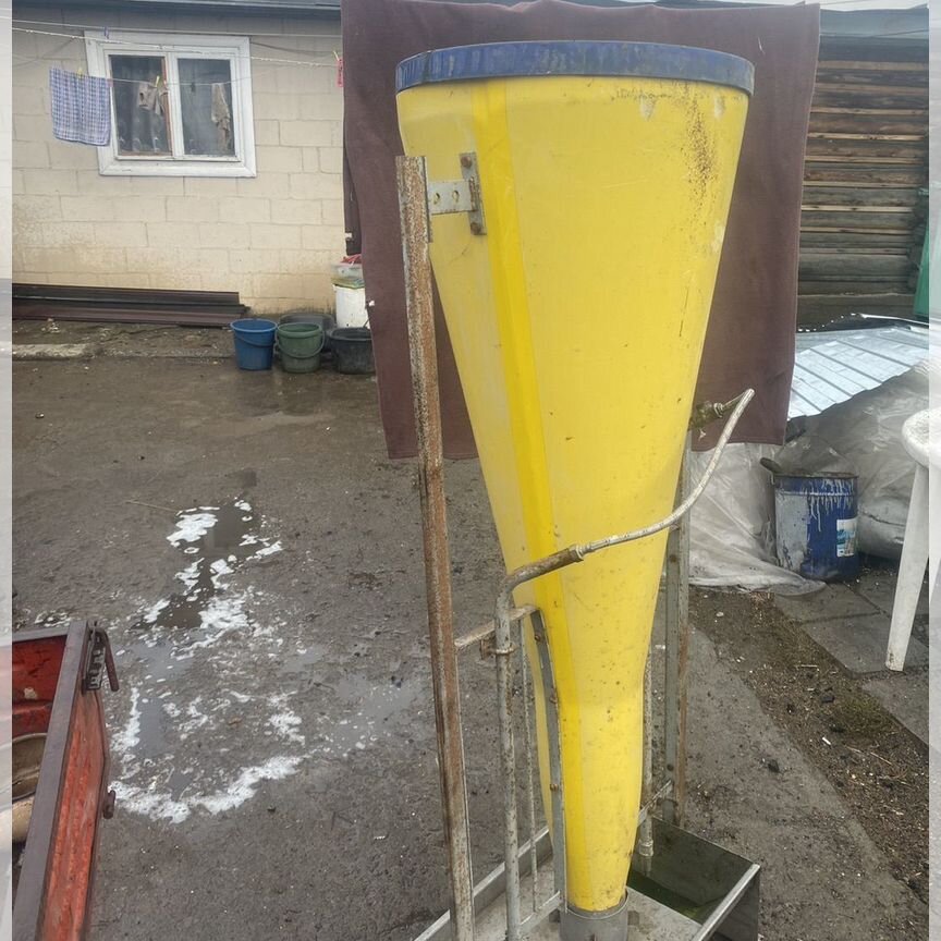 Продам бункерную кормушку и опоросные станки