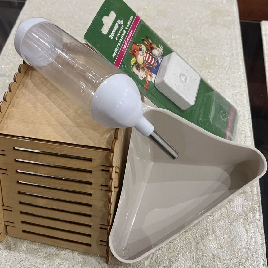 Домик, поилка, туалет и камень