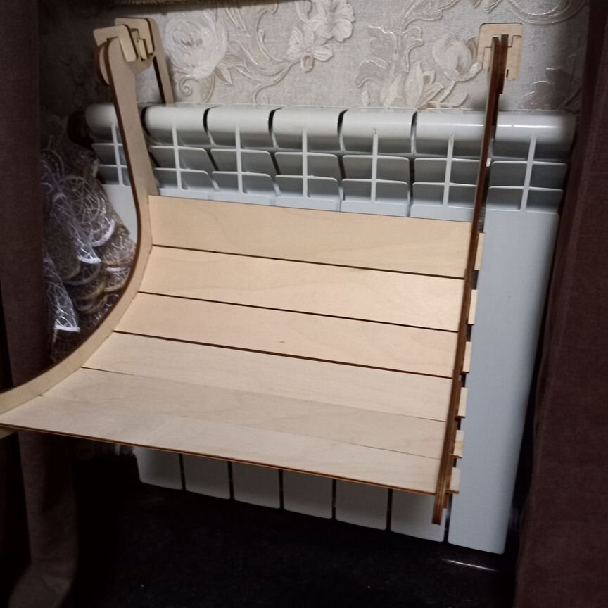 Лежанка для кошек на батарею