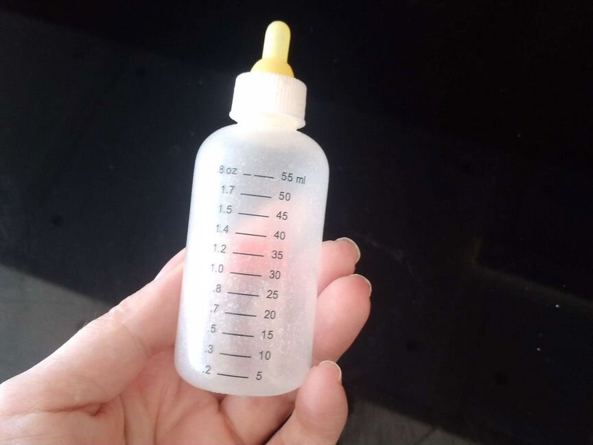 Бутылочка для искусственного питания щенков, котят