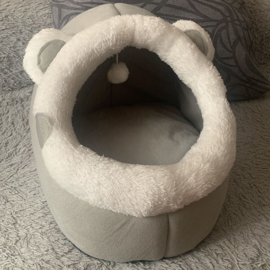 Домик для кошки с игрушкой