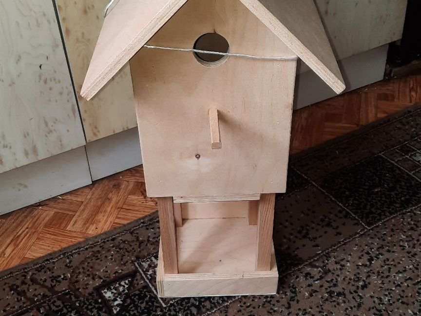 Скворечник для птиц с кормушкой
