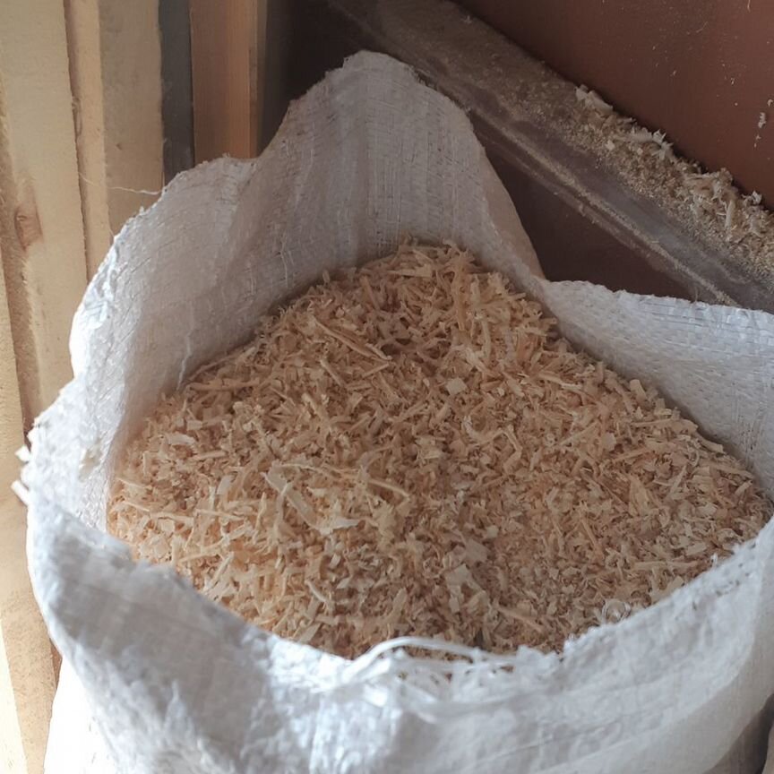 Сухие опилки в мешках