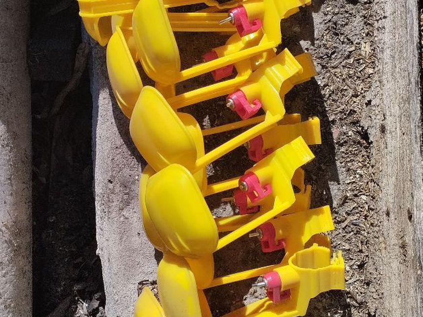 Нипельные поилки для кур