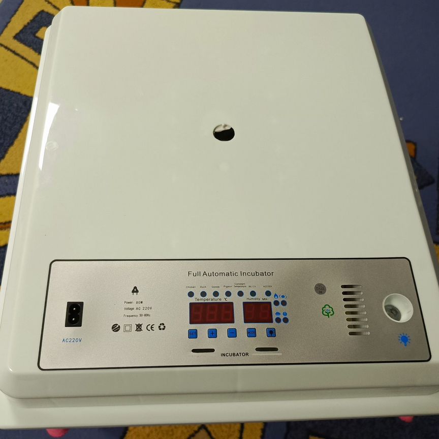 Инкубатор на 64 яйца новый