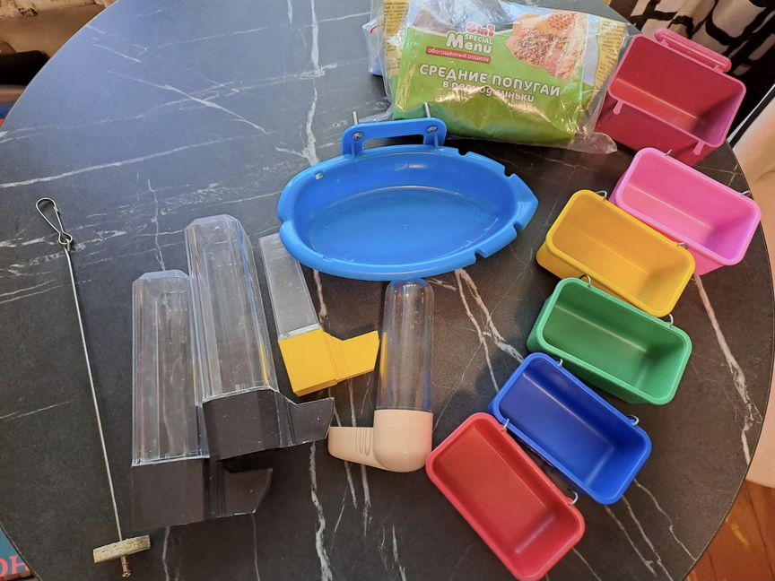 Для попугаев корм, поилка, кормушка