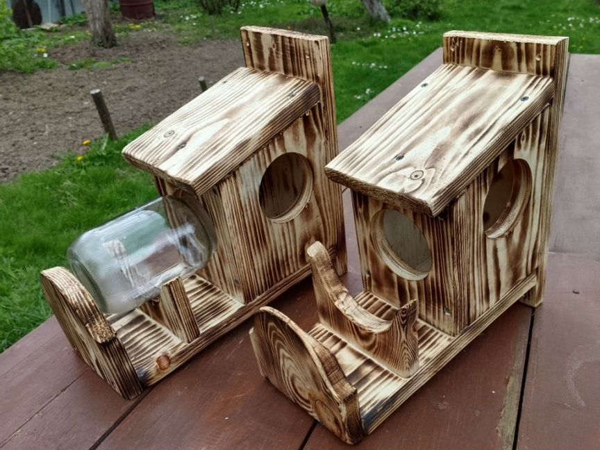 Для белки кормушка под 1 л. банку