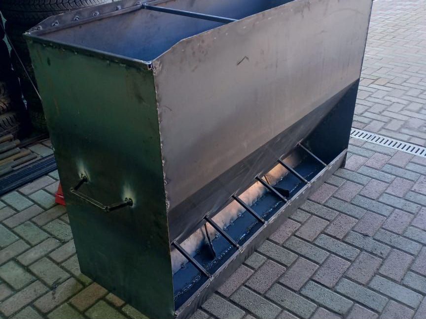 Бункерная кормушка для свиней