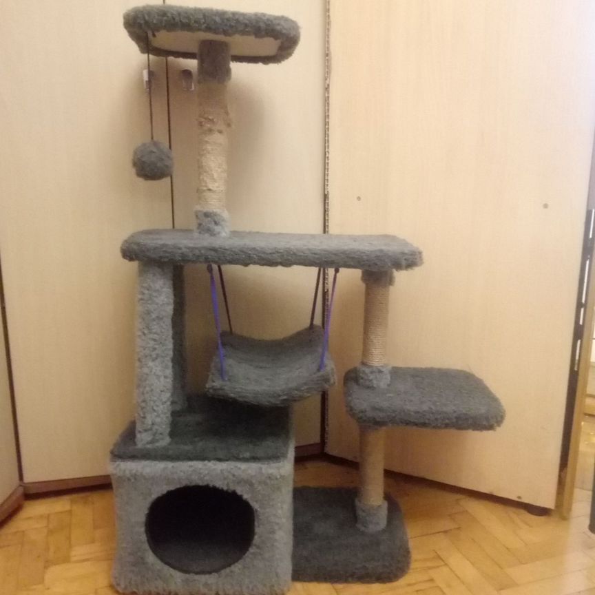 Домик и когтеточки для кошек