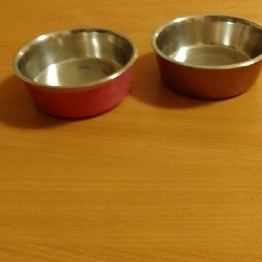 Старые миски для еды и лоток для кошки