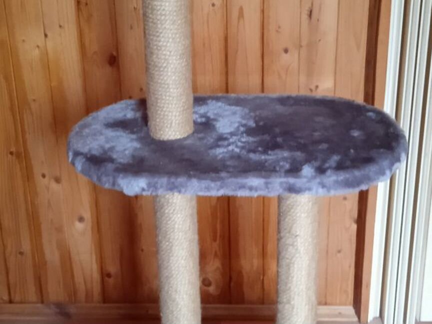 Кошкин домик-когтеточка с полочками-лежанками