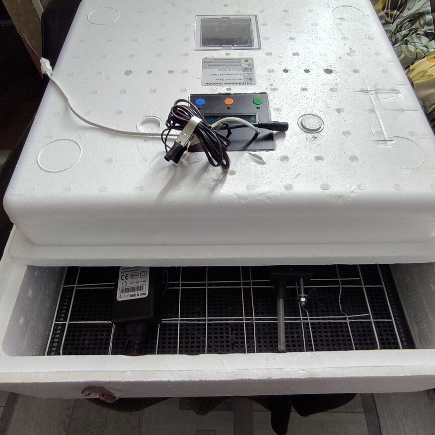 Инкубатор. С автоматическим переворотом яиц