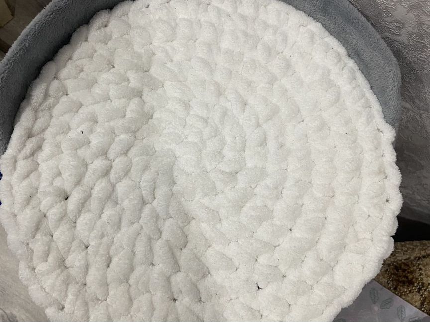 Лежанка для кошек вязаная