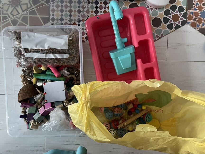 Игрушки и лакомство для попугаев