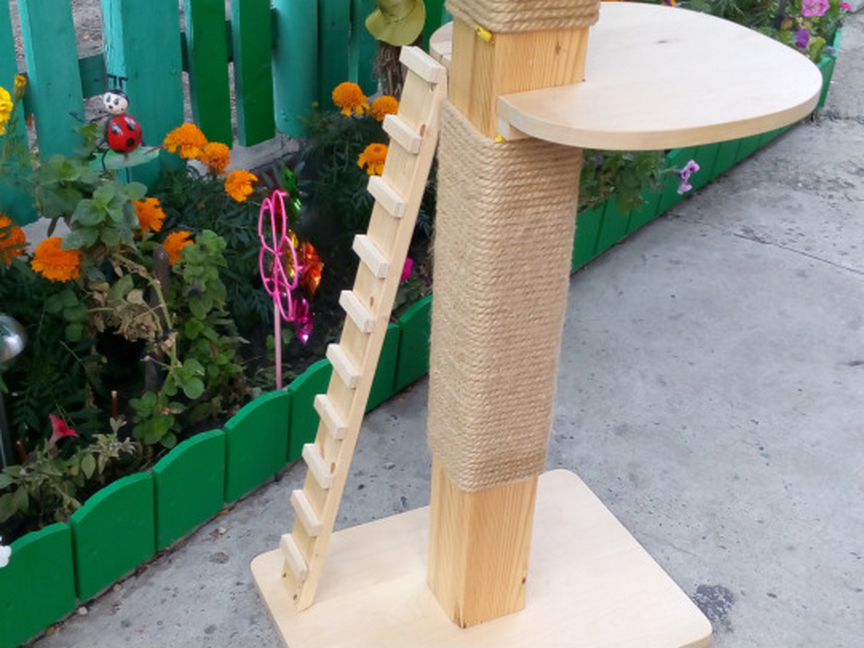 Кошачий лежак с лесенкой и верёвкой для когтей