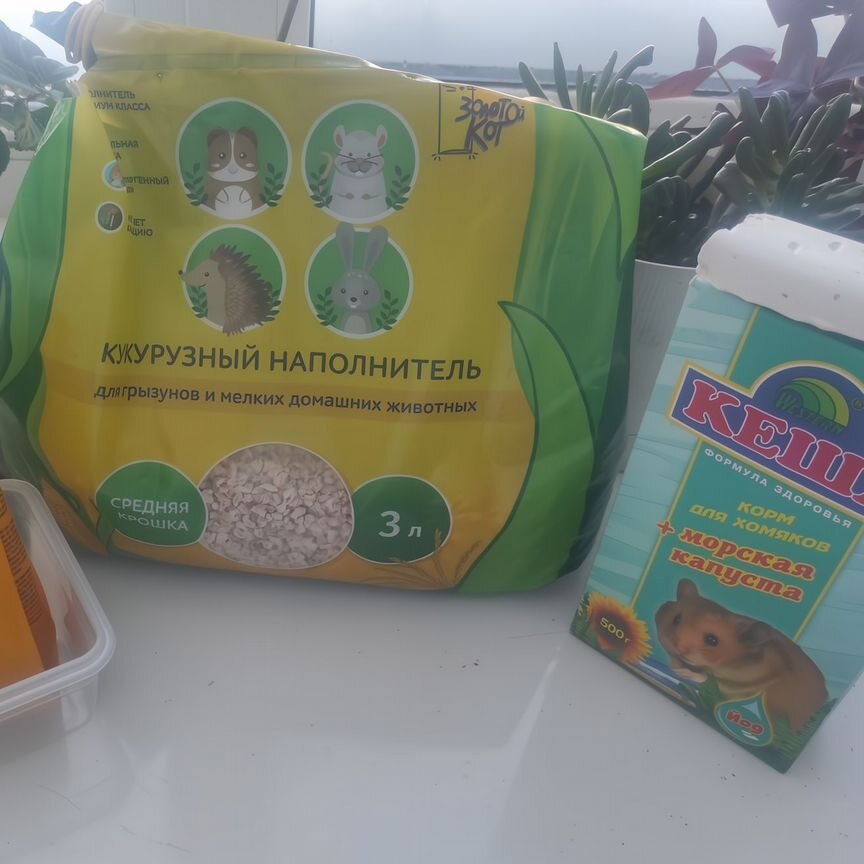 Кукурузный наполнитель и корм для хомяка
