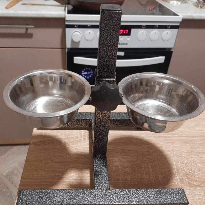 Стойка с мисками для собак на подставке