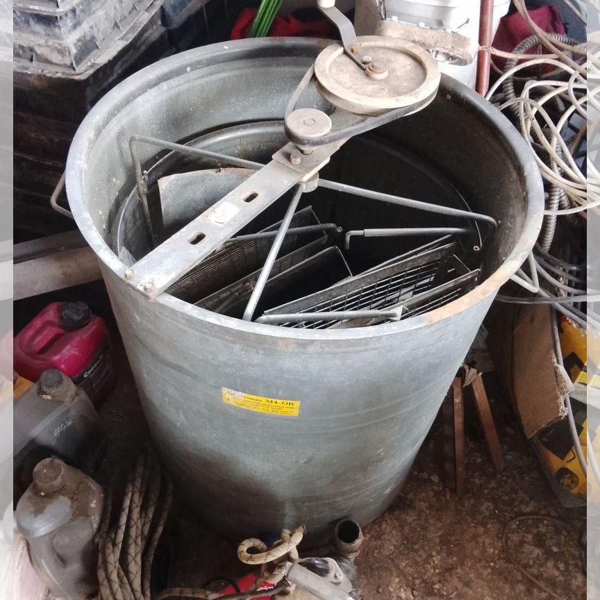 Медогонка на 4 рамки б/у