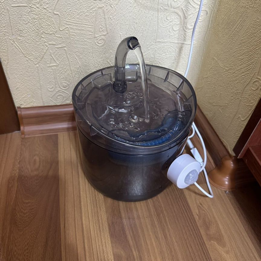 Поилка для кошек с датчиком движения