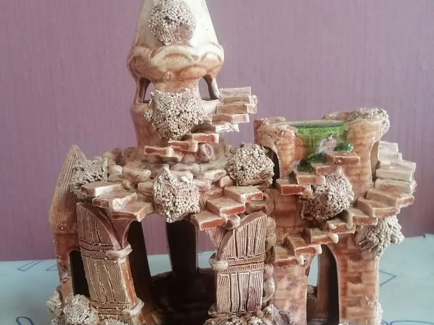 Замок в аквариум