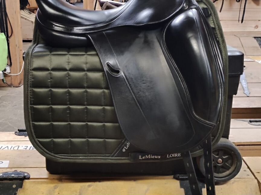 Выездковое седло Equipe Emporio mono 17р