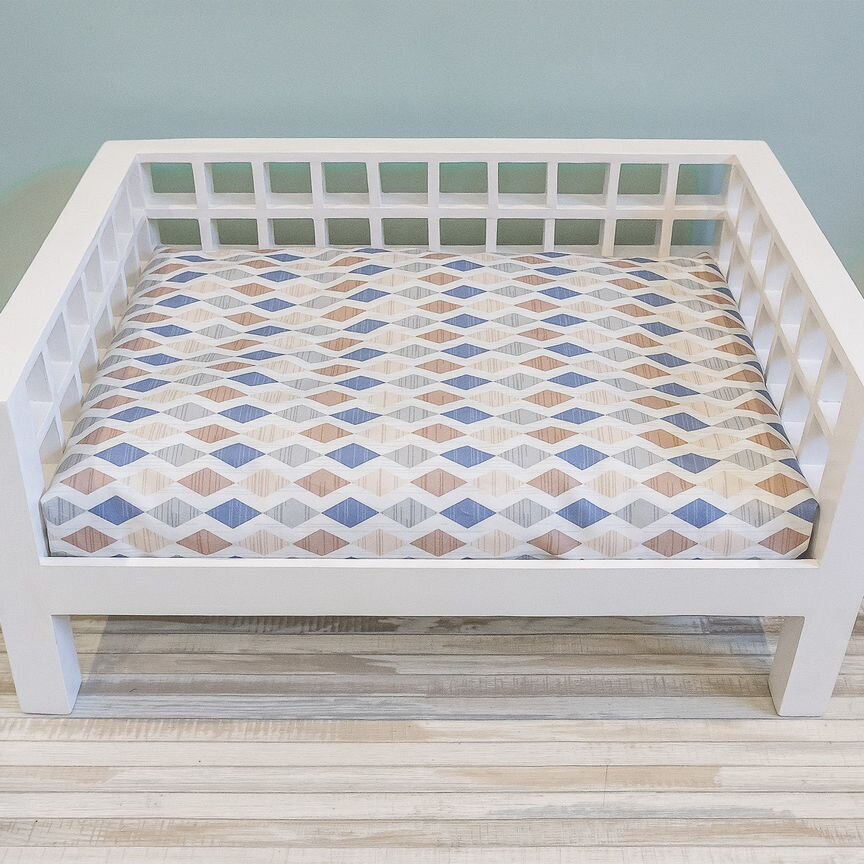 Стильная кровать лежанка для некрупных собак и кош