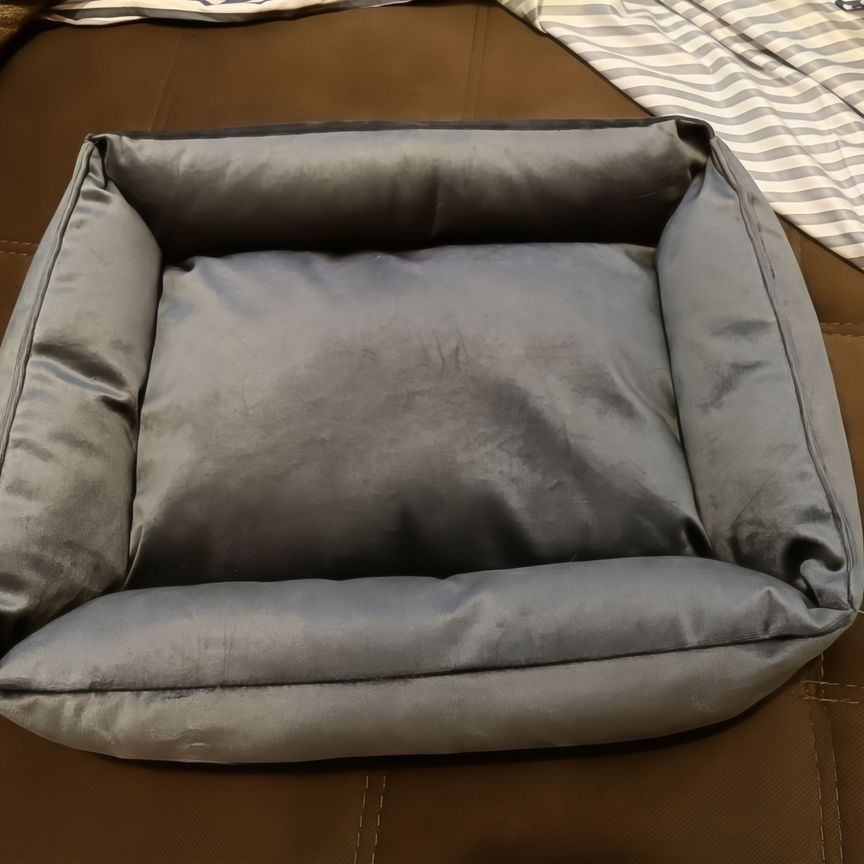 Лежанка для кошек новая