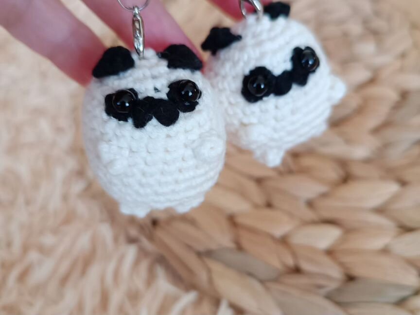 Вязаная игрушка. брелок Мопс