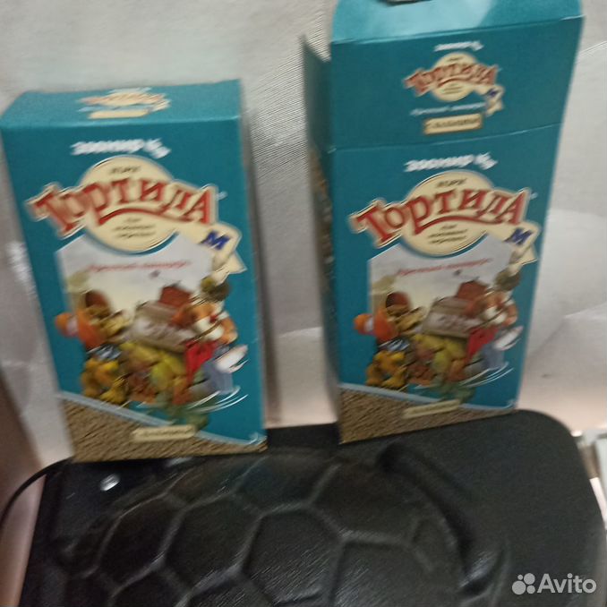 Красноухие черепахи с аквариумом