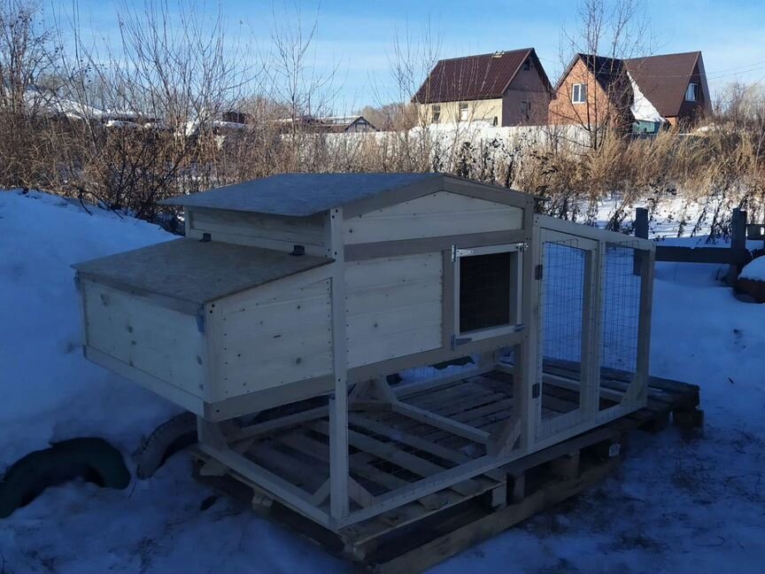 Будка для собаки и курятники, кормушки для курей