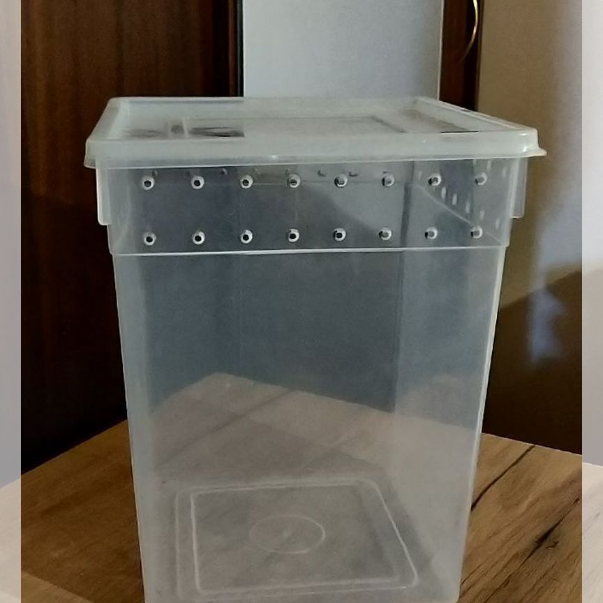 Контейнеры, террариумы, соусники с вентиляцией