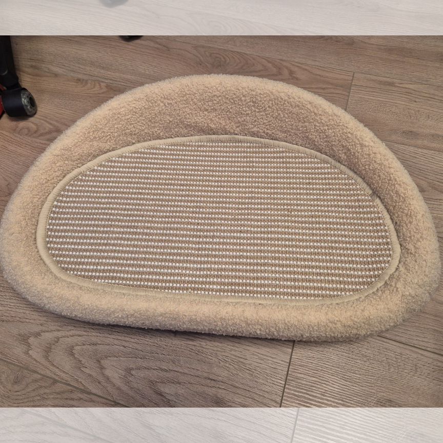 Лежанка-когтеточка 60х40см на ножках