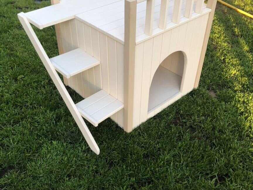 Будка-домик для собаки с лестницей и террасой