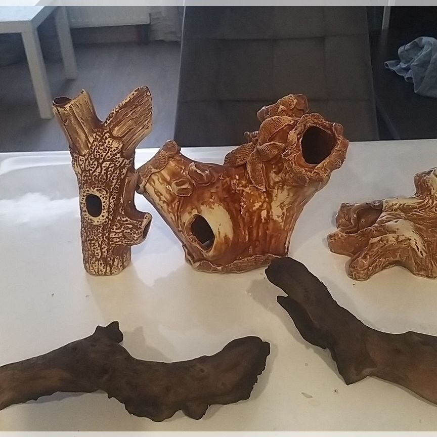 Коряги и грот для аквариума