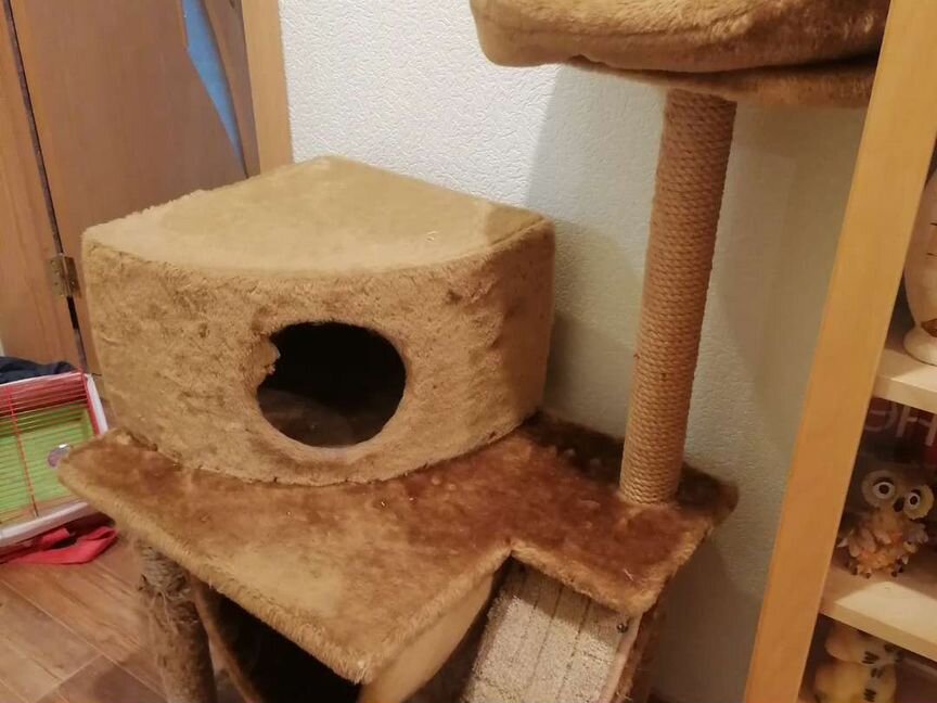 Кошачий домик с когтеточкой