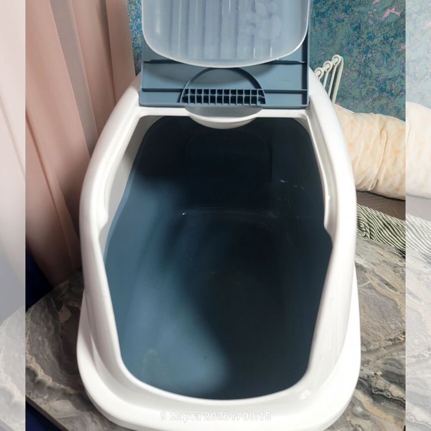 Дом кошачий, кому то может туалет большой