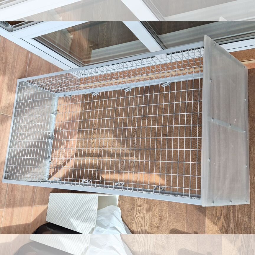 Навесной балкон для кошки на оконную раму