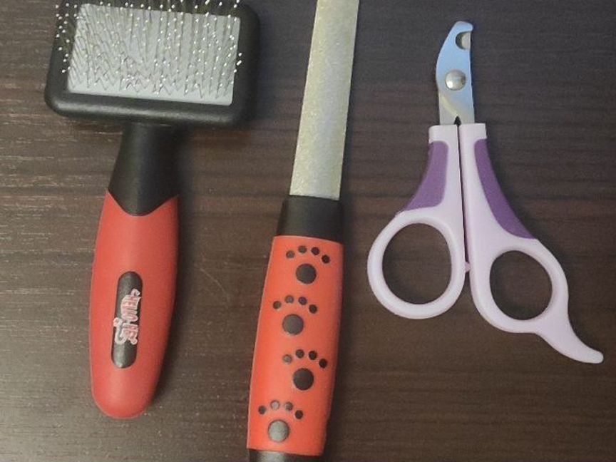 Щётка, пилка, когтерезка для ухода за животными