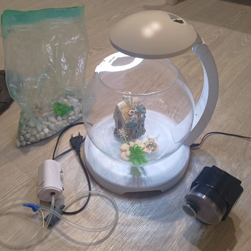 Аквариум за комплект(треснул, воду не пропускает)