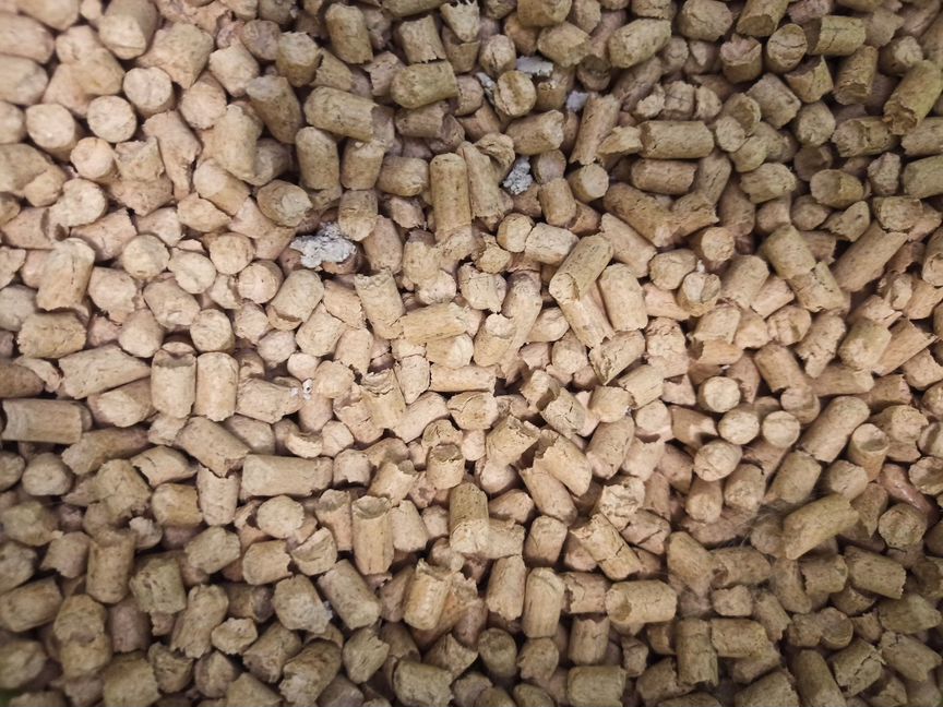 Сухие опилки в мешках