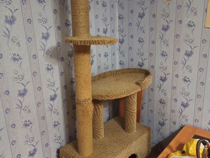 Кошачий домик с когтеточкой