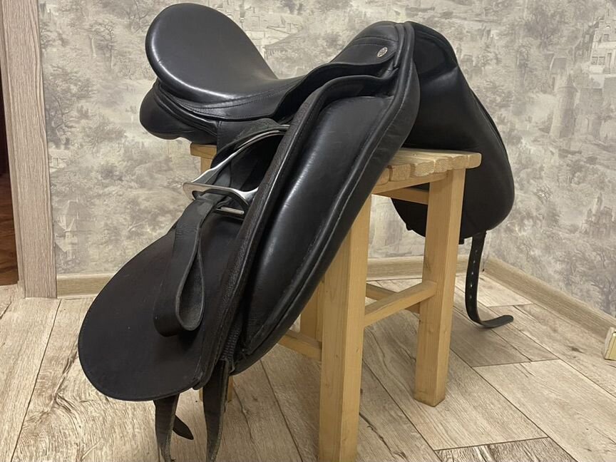 Выездковое седло