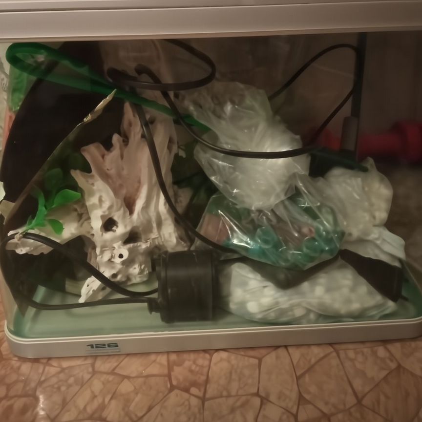 Аквариум с подсветкой, фильтром и декорациями