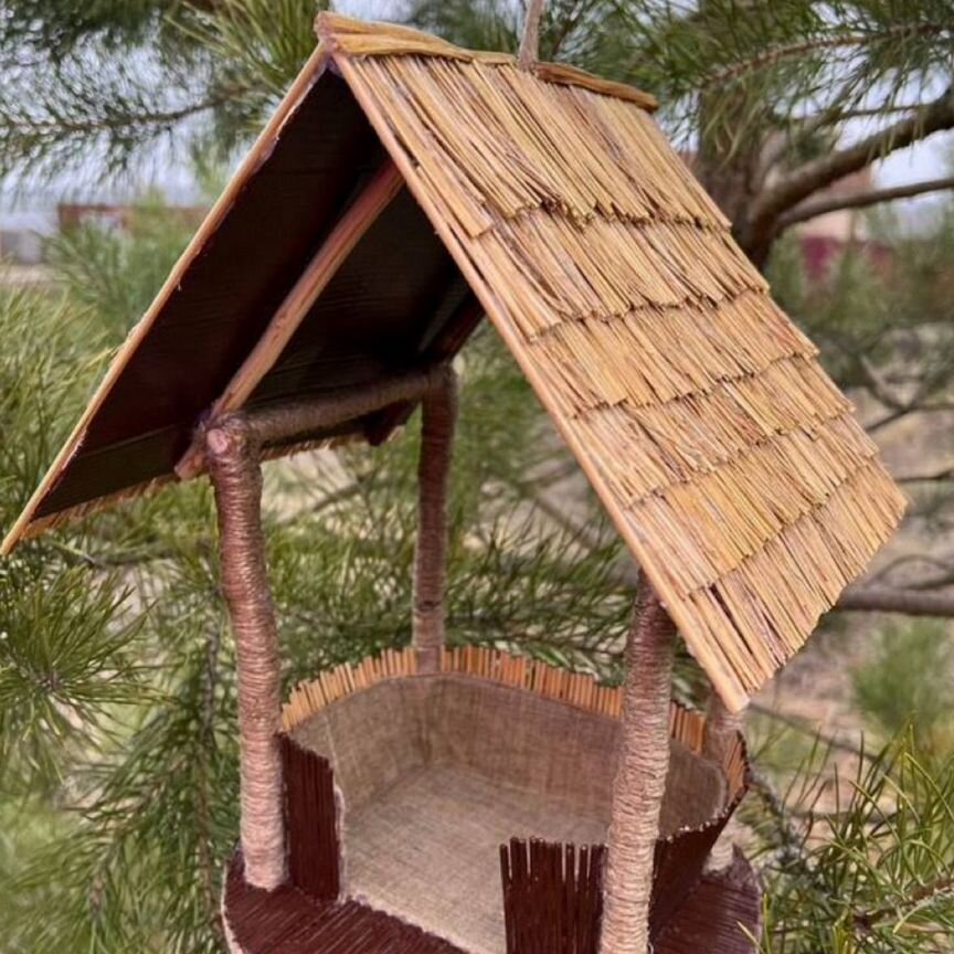 Кормушка для птиц и белок