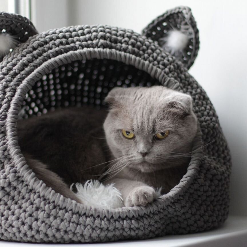 Лежанка для кошек вязаная