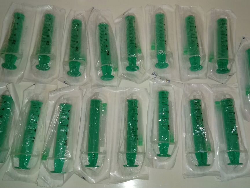 Новые в упаковках шприцы для животных