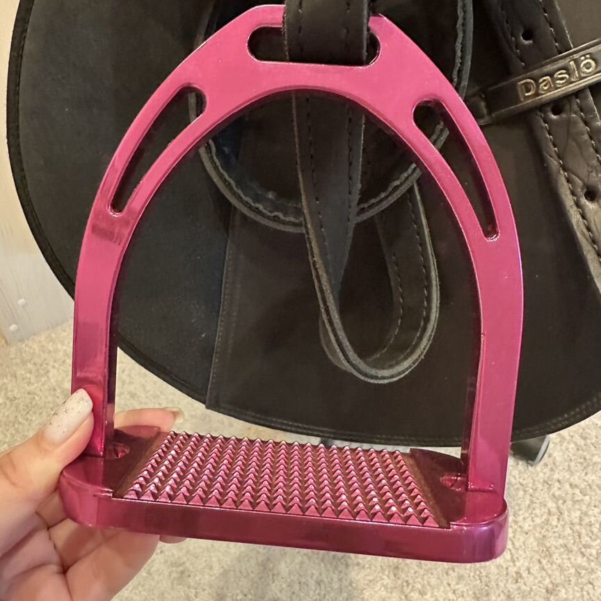 Стремена фуксия алюминиевые, путлища