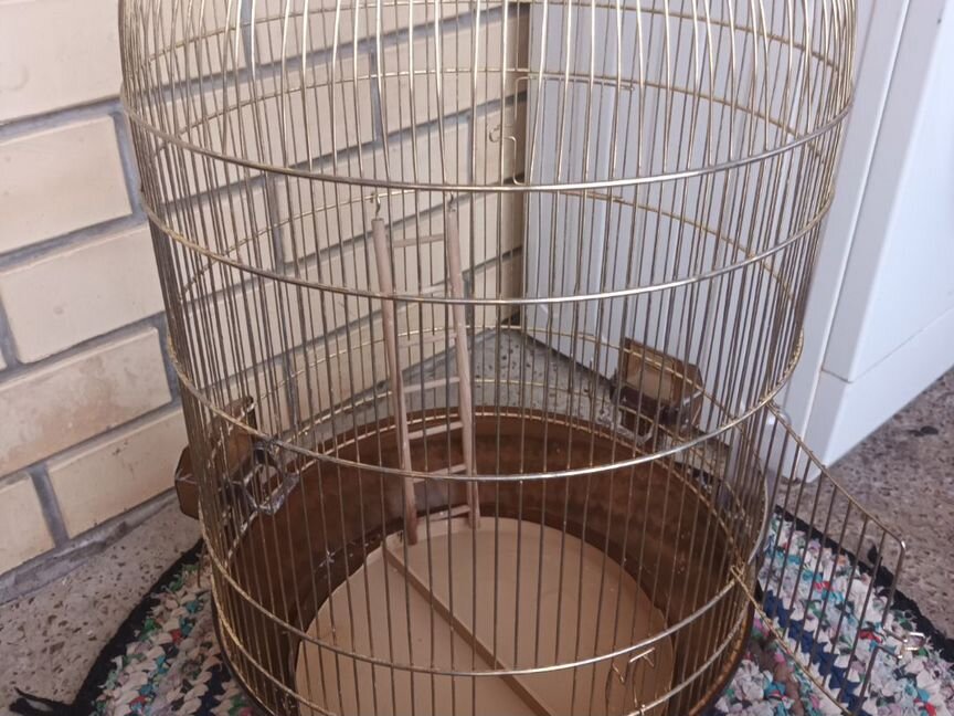 Клетка для попугая с кормушками