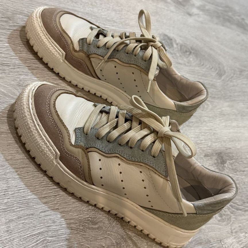 Кроссовки женские